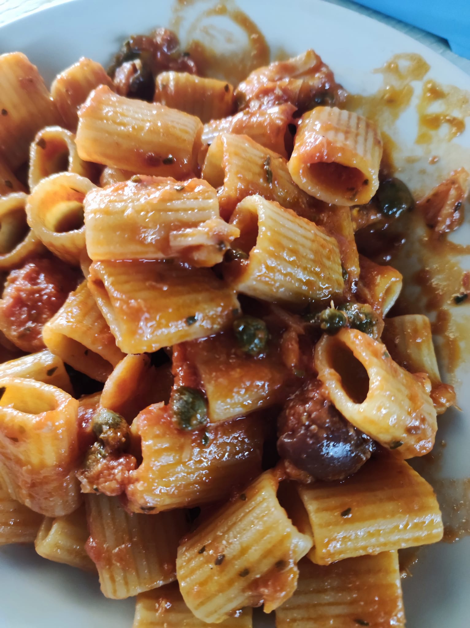 Mezzi paccheri con baccalà, olive e capperi – Le Ricette napoletane